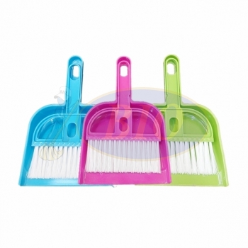 Self-Closing Dustpan